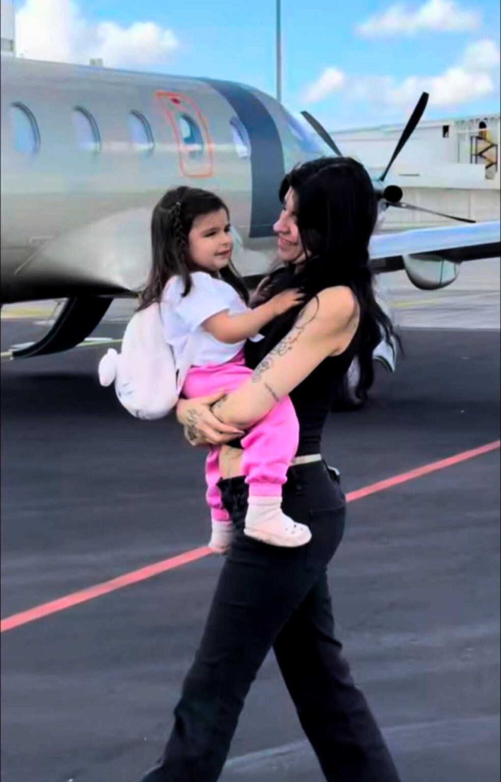 Cazzu comparte momentos de su gira junto a su hija Inti y destaca su ...